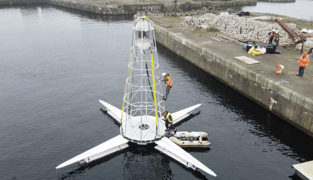 Video: First look at floating lighthouse heading to Hull city centre ...